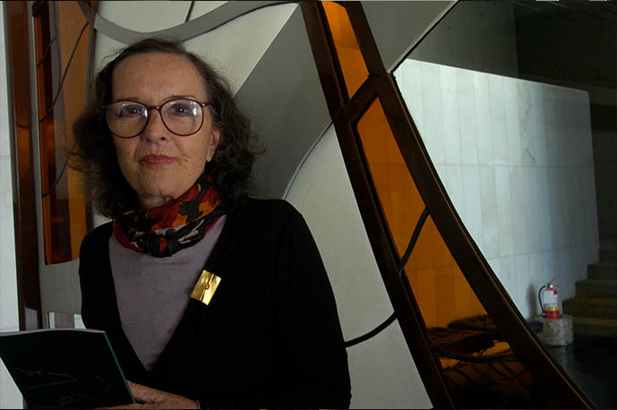 Marianne Peretti ao lado do Painel Pasiphae, no Salão Nobre do Congresso