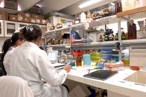 Importância de laboratório farmacêutico público é tema de debate ...